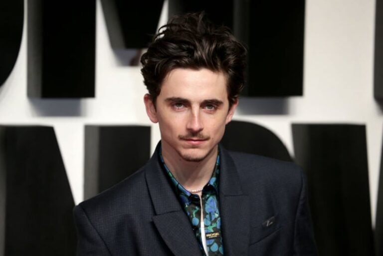 Timothée Chalamet klatrer opp Las Vegas-sfæren for å promotere «Marty ...